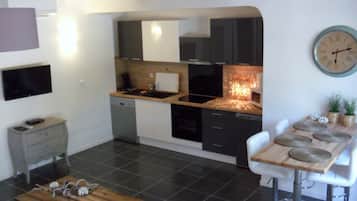 Apartamento, terraço, no rés do chão (ROMARIN) | Cozinha privada | Um frigorífico, um micro-ondas, um forno, uma placa de cozinha