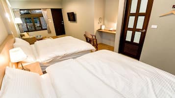Quarto Quádruplo Standard | Casa de banho | Um polibã, artigos de higiene pessoal grátis, um secador de cabelo