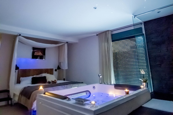 Quarto casal romântico (Urban Loft) | Banheira de hidromassagem