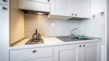 Um frigorífico, um micro-ondas, uma placa de cozinha