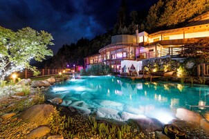 4 piscinas interiores, 9 piscinas exteriores 