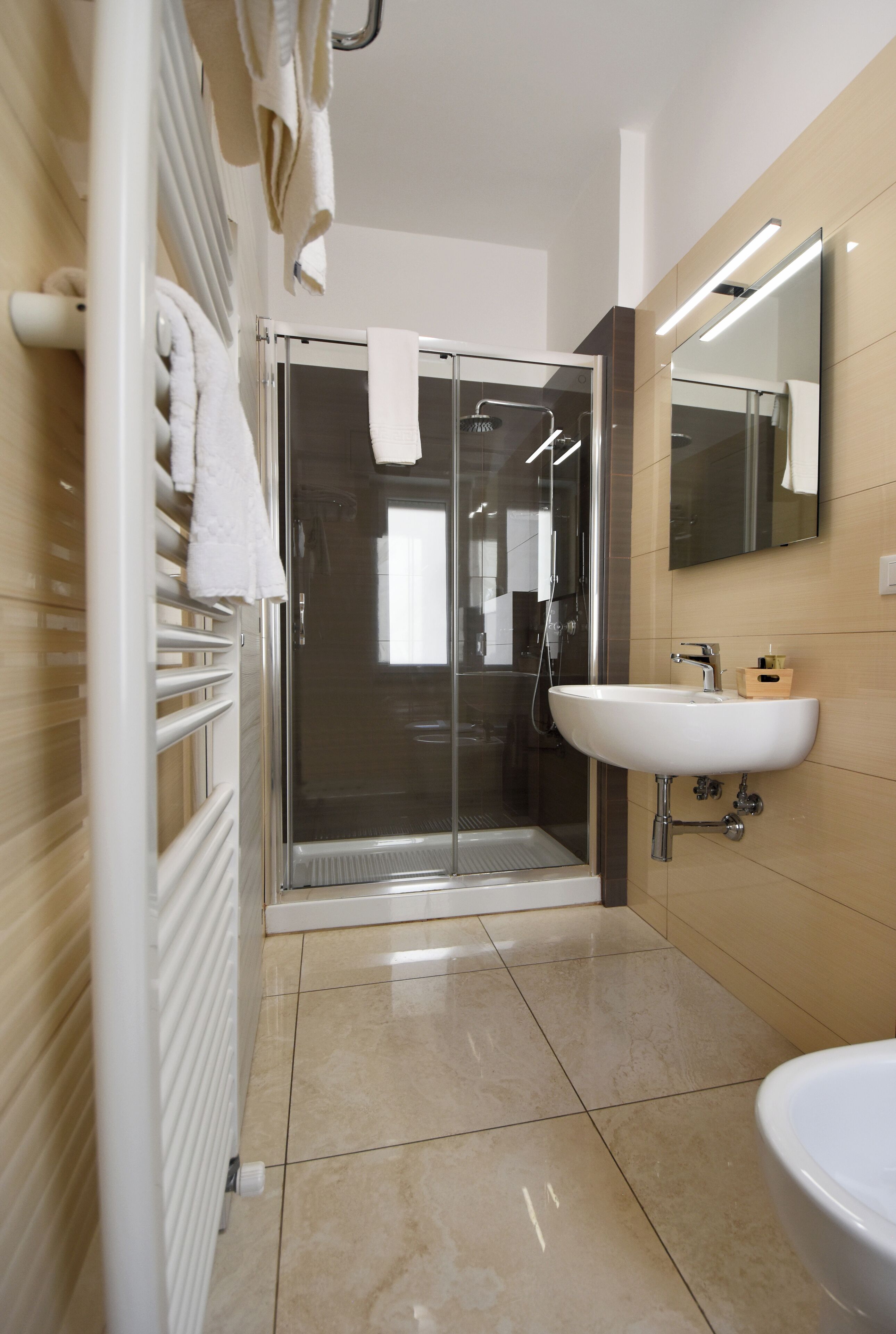 Quarto Duplo, varanda, vista para o mar (Brezza camera 1) | Casa de banho | Um polibã, artigos de higiene pessoal grátis, um secador de cabelo 
