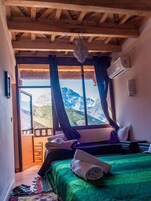 Quarto Duplo ou Twin, varanda, vista para a montanha | Roupa de alta qualidade, edredões de penas, cofre no quarto 