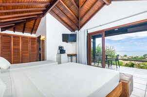 Quarto triplo superior, em edifício anexo | Frigobar, cofres nos quartos, individualmente decorados