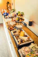 Pequeno-almoço tipo buffet diário (19 EUR por pessoa) 