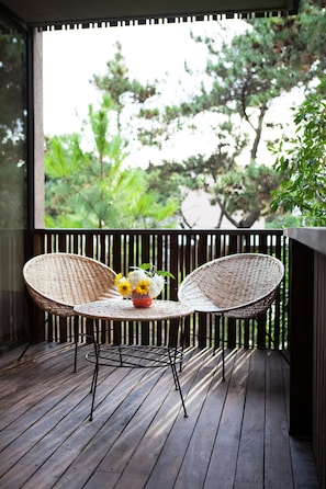 Edredões de penas, cofre no quarto, secretária 