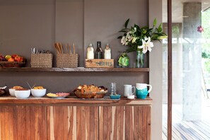 Pequeno-almoço completo diário incluído 