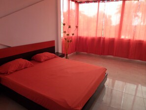 Quarto casal standard | Ferros/tábuas de passar roupa, Wi-Fi de cortesia, roupa de cama