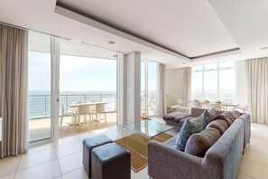 Apartamento Standard, 3 quartos | Sala | Televisor de ecrã plano de 45 polegadas com canais digitais, televisor 