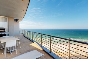 Apartamento Standard, 3 quartos | Vista para a praia ou o mar