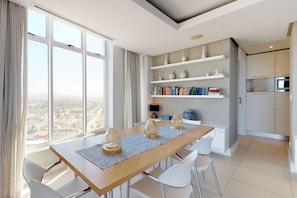 Apartamento Standard, 3 quartos | Sala de estar | Televisor de ecrã plano de 45 polegadas com canais digitais, televisor 