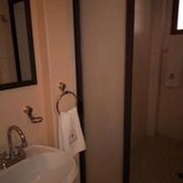 Chuveiro, toalhas de banho