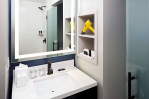 Um polibã, produtos de higiene exclusivos, um secador de cabelo 