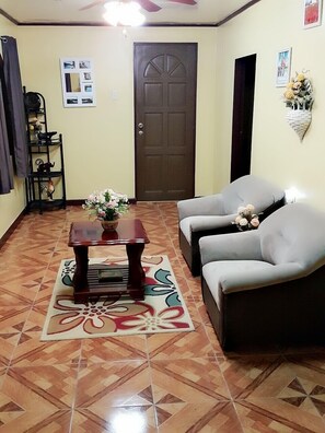 Quarto standard, para não fumantes | Área de estar | TV de tela plana