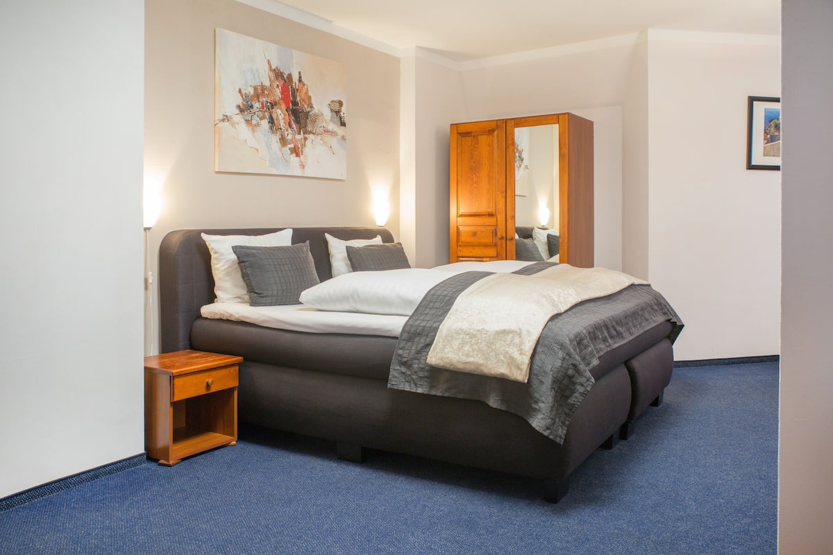 Quarto casal real | Individualmente decorados, individualmente mobiliados, escrivaninha