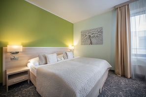 Quarto casal conforto | Frigobar, cofres nos quartos, escrivaninha, cortinas blackout