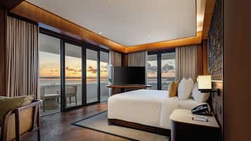 2 quartos, minibar, cofre no quarto, secretária