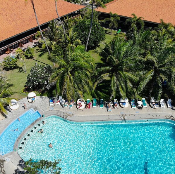 Piscina exterior, da(s) 7:00 à(s) 19:00, toldos gratuitos, guarda-sóis 