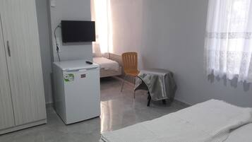 Quarto triplo básico, banheiro privativo | Espaço de trabalho para notebook, Wi-Fi de cortesia, roupa de cama