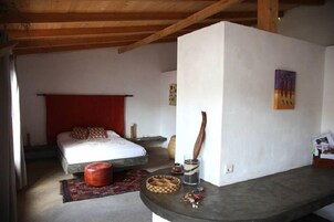 Suite Deluxe | Roupa de alta qualidade, minibar, com decoração personalizada 