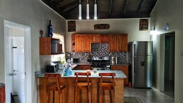 Casa, 2 quartos | Cozinha privada | Um frigorífico/congelador grande, um micro-ondas, um forno