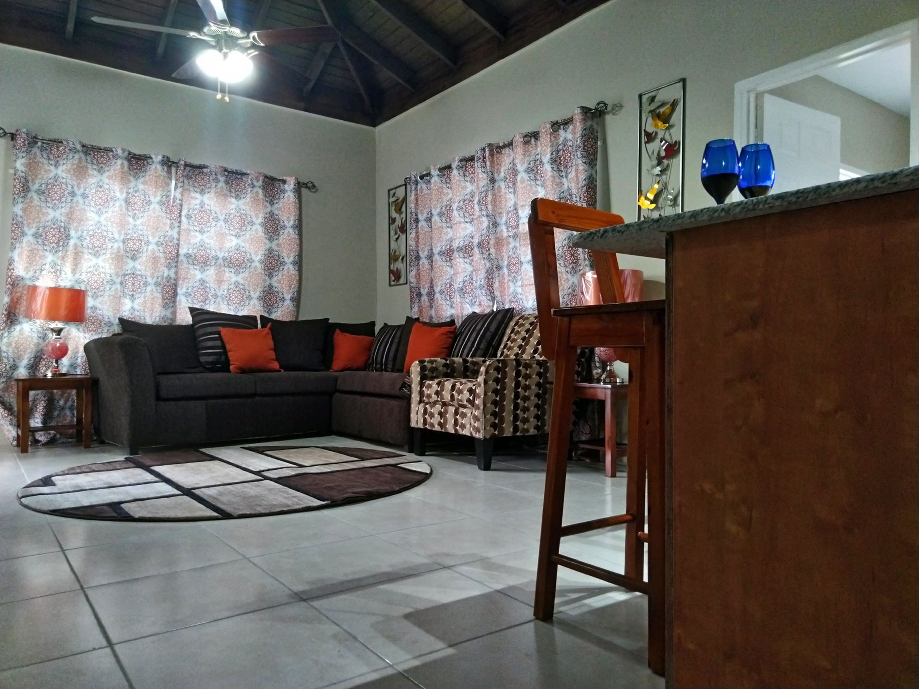 Casa, 2 quartos | Sala | Televisor 