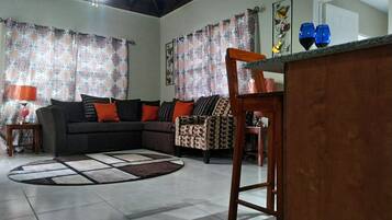 Casa, 2 quartos | Sala | Televisor