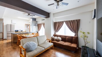 Apartamento Deluxe em Condomínio Fechado | Secretária, secretária adequada para computadores portáteis 