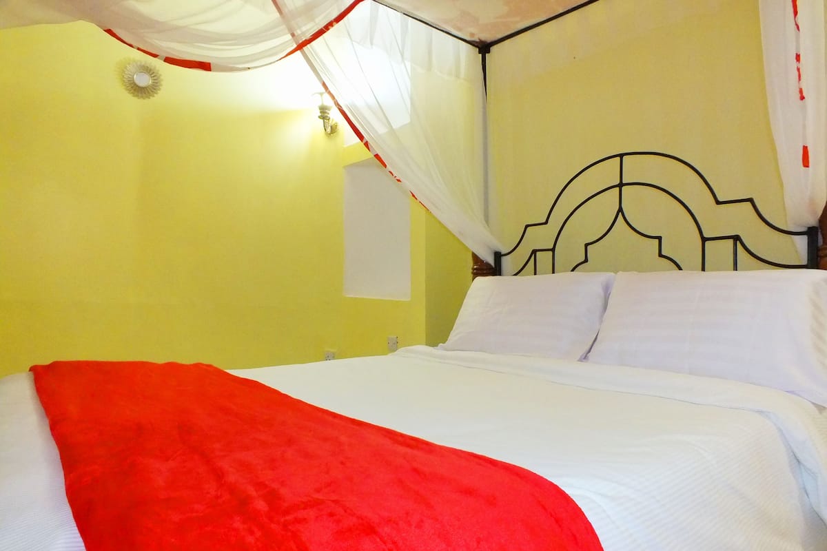 Quarto Duplo Deluxe, várias camas, acessível | Cortinas/cortinados opacos, quartos insonorizados