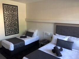 1 quarto, cortinas/cortinados opacos, ferro/tábua de engomar 