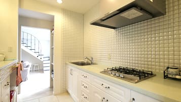 Condo real, para não fumantes | Cozinha privada | Geladeira, micro-ondas, cooktop, cafeteira/chaleira