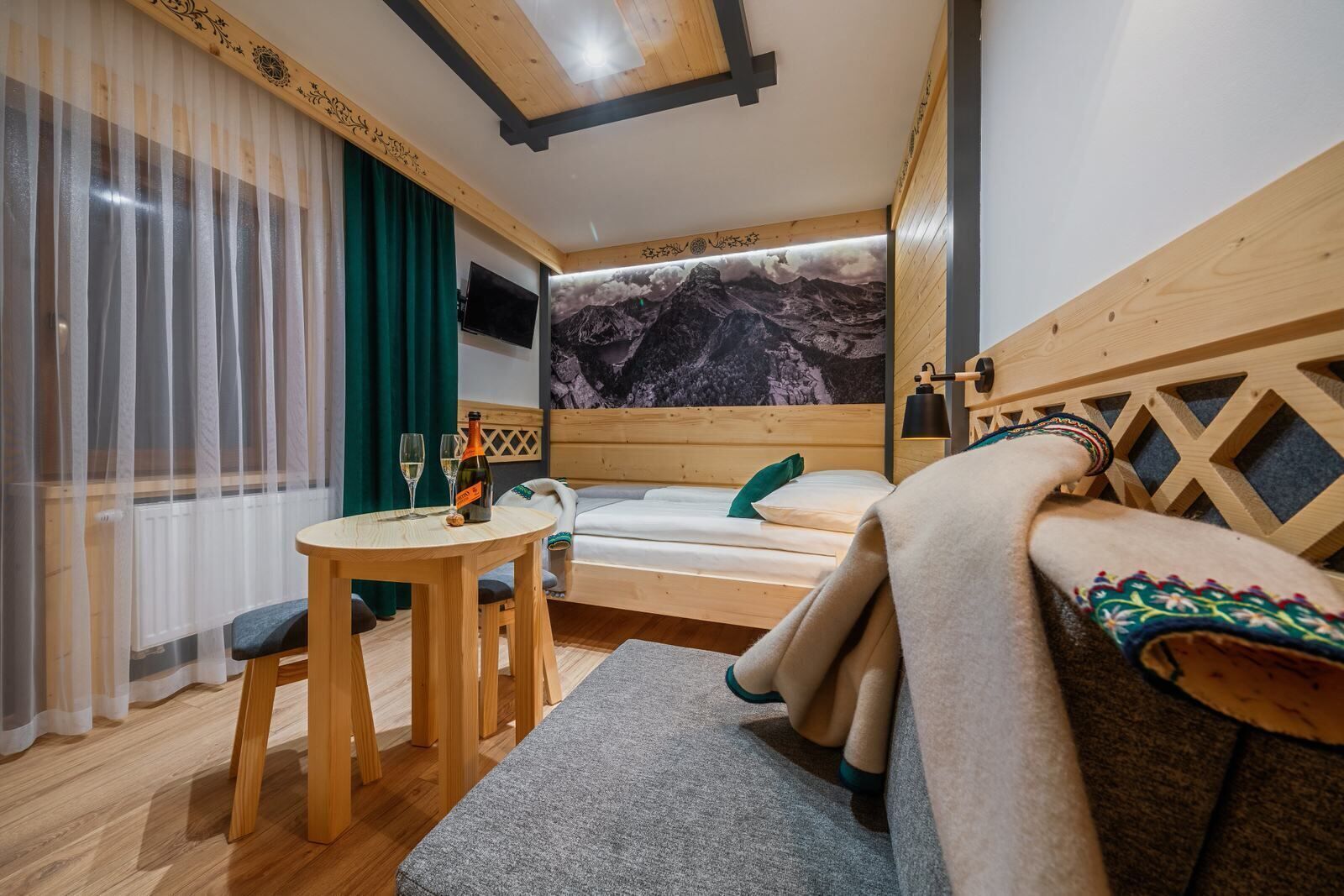 Quarto Duplo ou Twin Deluxe, varanda | Wi-fi grátis, roupa de cama fornecida 