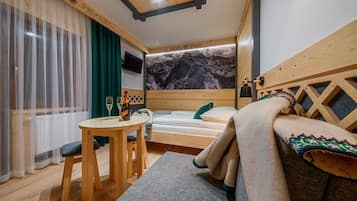 Quarto Duplo ou Twin Deluxe, varanda | Wi-fi grátis, roupa de cama fornecida