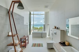 Suite-Estúdio de Luxo, 1 cama king-size, vista para o mar | 1 quarto, cofre no quarto, secretária, cortinas/cortinados opacos
