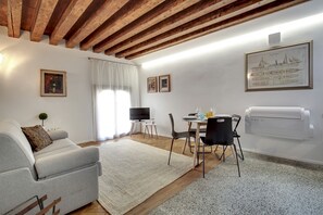 Ormesini Apartment, 1 bedroom, 1 living room | Área de estar | TV de tela plana