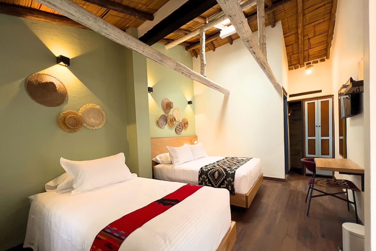 Quarto Triplo Deluxe, vista para o pátio | Edredões de penas, secretária, ferro/tábua de engomar, Wi-fi grátis 