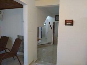 Apartamento, 2 quartos, no rés do chão (N7 Patio c/churrasqueira ) | Sala de estar | Televisor
