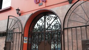 Entrada de um hostel com uma placa indicando "HOSTAL GO 273".