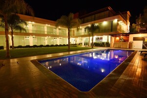 Piscina externa, funciona das 9h às 20h, guarda-sóis, espreguiçadeiras