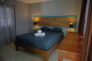 Quarto Deluxe, 1 cama de casal, vista para o pátio | Ferro/tábua de engomar, Wi-fi grátis, roupa de cama fornecida 