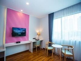 Quarto quádruplo luxo | Cofres nos quartos, escrivaninha, quartos à prova de som