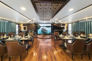 2 restaurantes, cozinha local e internacional 