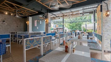 Almoços e jantares servidos, incluindo cozinha local e internacional