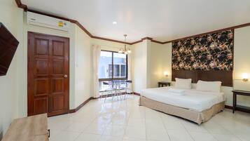 Minibar, cofre no quarto, secretária, cortinas/cortinados opacos