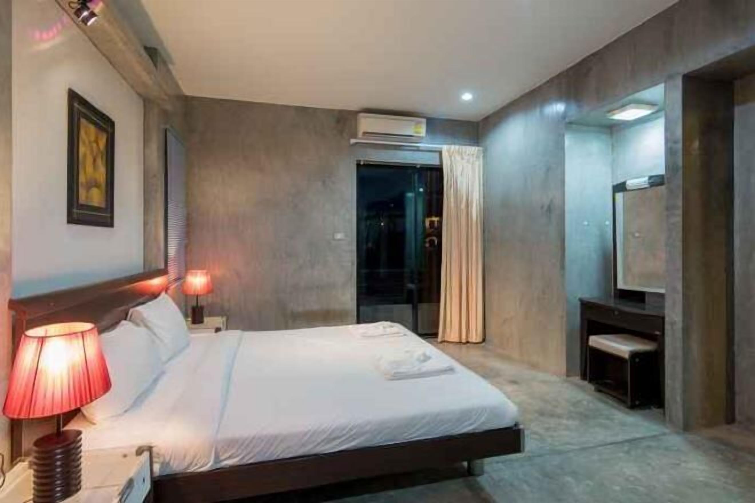 Frigobar, cofres nos quartos, escrivaninha, cortinas blackout