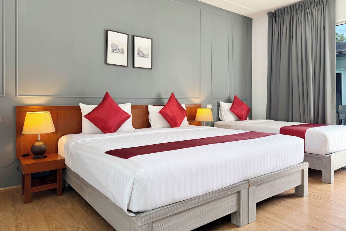 Deluxe triple room change to deluxe family room with pool access | Cofre no quarto, quartos insonorizados, camas desdobráveis