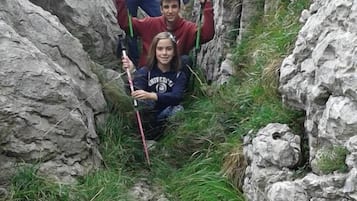 Um trilho rochoso e estreito com pessoas subindo e descendo.