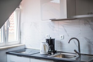 Estúdio | Cozinha privada | Um frigorífico, uma placa de cozinha, uma cafeteira/bule 