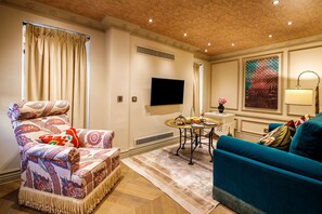 Suite (Hurrem Sultan Mansion) | Sala de estar | Televisor LED de 43 polegadas com canais via satélite 