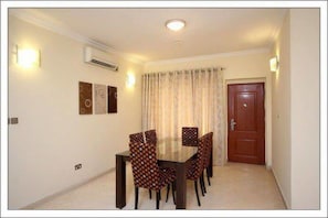 Apartamento, várias camas, não fumadores | Refeições no quarto